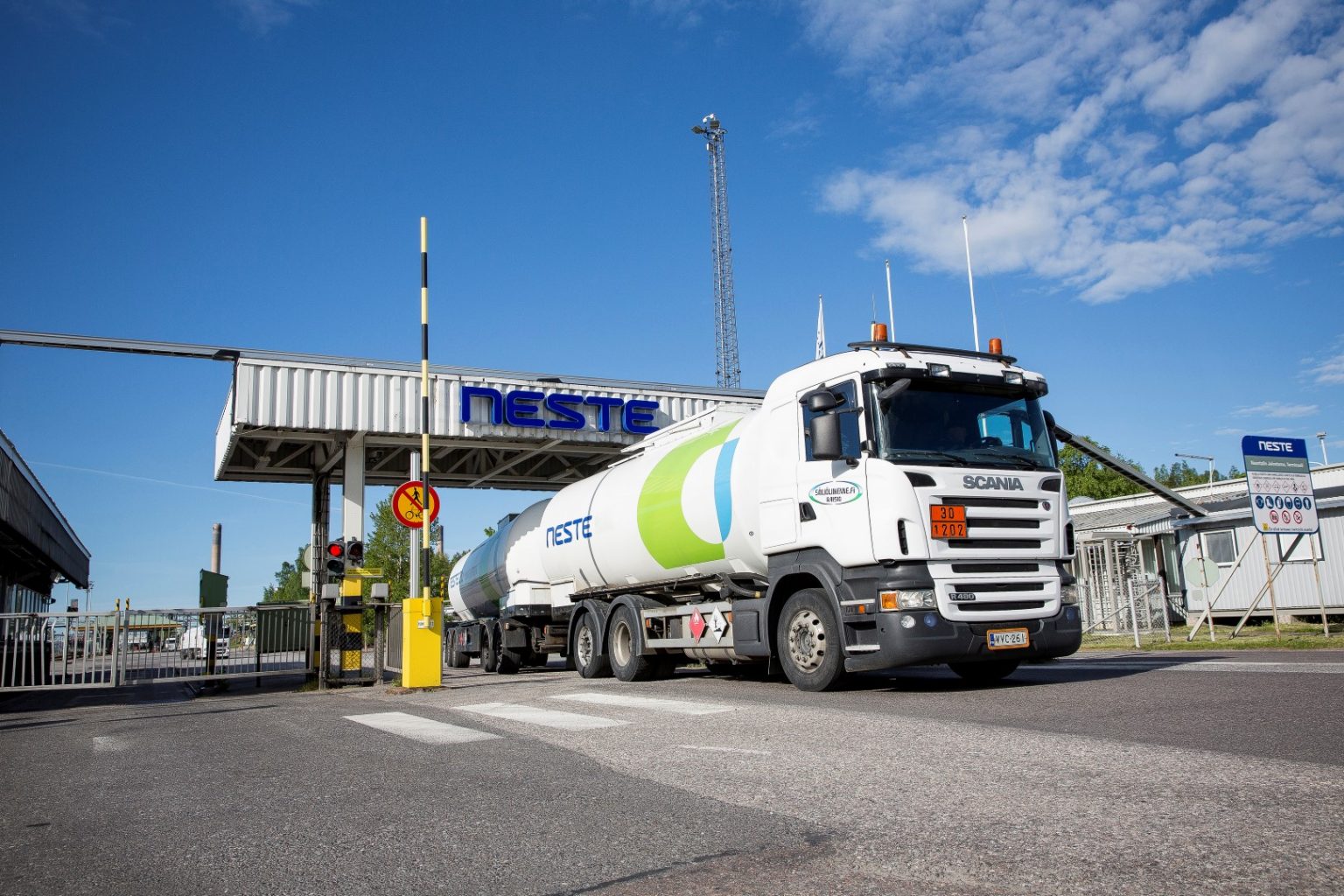 Finnish Oil Refinery Giant Neste to Cut 470 Jobs